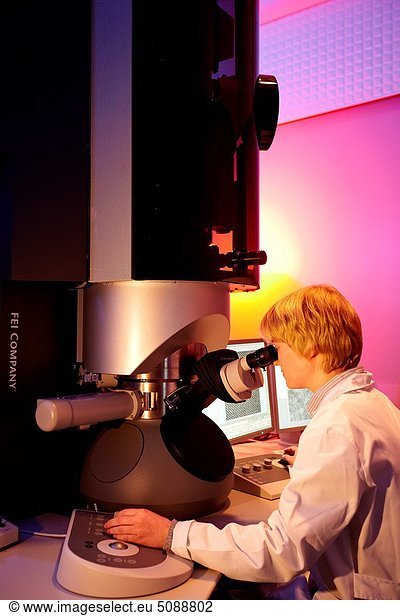 Atomic resolution imaging using TEM Atomic resolution imaging using TEM ... Atomic resolution imaging using TEM Atomic resolution imaging using TEM ...